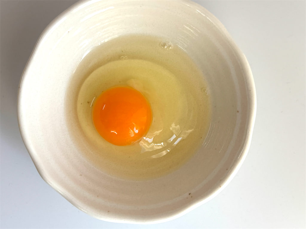 【卵のハテナ】「殻の色」「黄身の色」に違いがあるのはナゼ?色の違いで味わいは違う?保存の正解は? 『あたらしい日日』 こんな時代のニュー