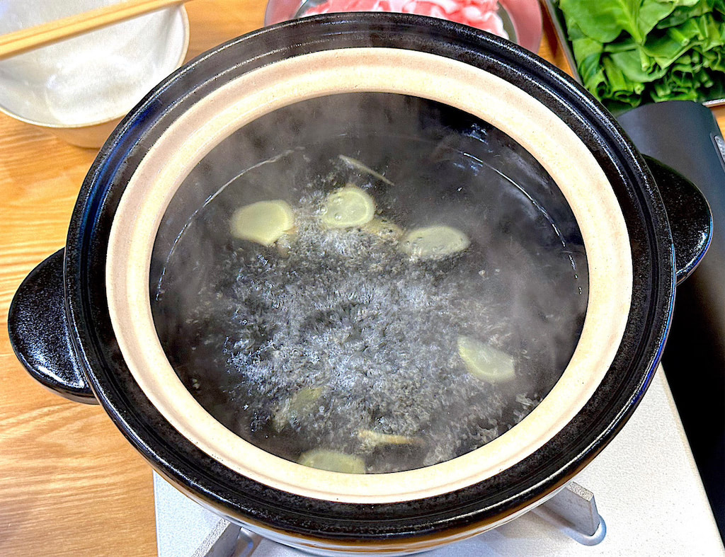 【ほうれん草1束ペロリ】出汁いらずの「常夜鍋」作ってみた！水・塩・酒だけでこの奥深～い味わいはチート級♡｜ニフティニュース